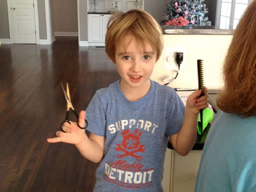 အသက် (၁၁) နှစ်နဲ့ ကိုယ်ပိုင်ဆံပင်အလှပြင်ဆိုင်လေး ပိုင်ဆိုင်ထားတဲ့ ကောင ...