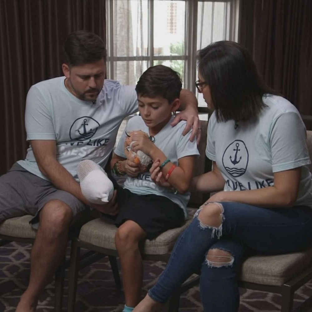 ငါးမန်းရိုင်းကိုက်ခံရပြီး ခြေထောက်တစ်ဖက်ဖြတ်လိုက်ရပေမဲ့ စိတ်ဓာတ်ကြံ့ခိုင်တဲ့ ၁၁ နှစ်သားလေး ...