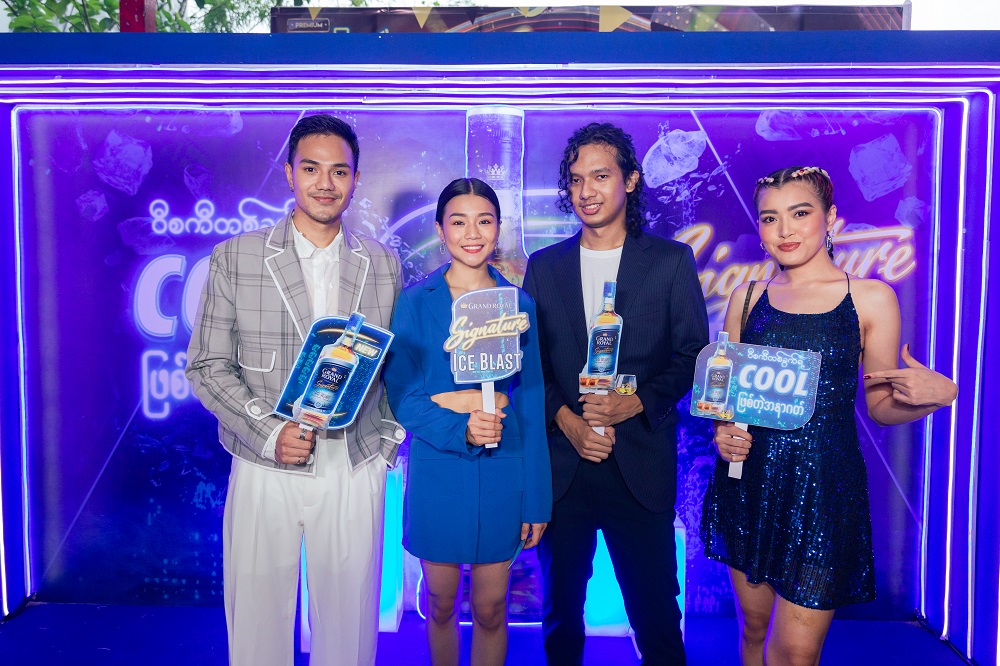 ဝီစကီတစ်ခွက်၏ Cool ဖြစ်သော အနာဂတ်အား Grand Royal Signature Ice Blast ...