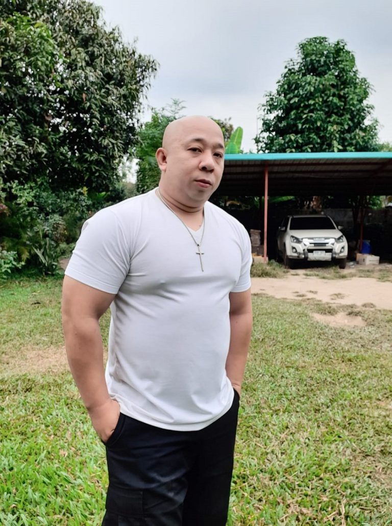 ဟောလိဝုဒ်မင်းသား ဗင်ဒင်ဇယ်နဲ့တူအောင် သူ့လိုမျိုးဝတ်စားဆင်ယင်လာခဲ့တဲ့ ထိုင်းအမျိုးသား - YOYARLAY ...