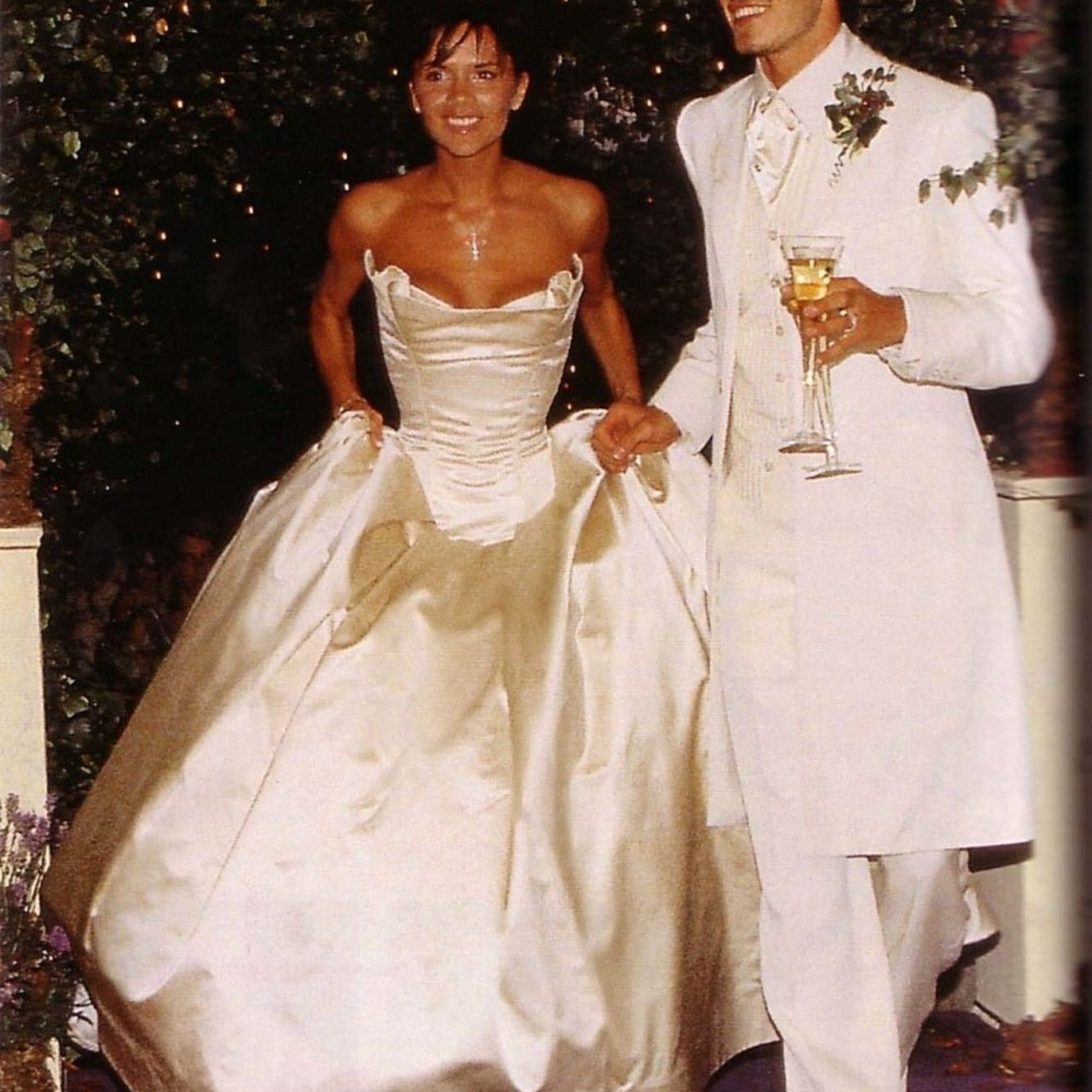 ဝေလမင်းသမီးကိတ်ရဲ့မင်္ဂလာဝတ်စုံက ရှာဖွေမှုအများဆုံးအဖြစ် ထိပ်ဆုံးနေရာမှာ ရှိနေ - YOYARLAY ...