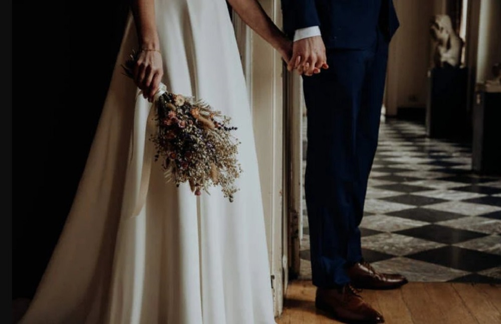 အိမ်ထောင်ရှိ တရုတ်အမျိုးသမီးက အခြားယောကျာ်း ၃ ဦးနဲ့ မင်္ဂလာဆောင်ခဲ့ပြီး ဒေါ်လာ ၁ သိန်းနီးပါး လိမ