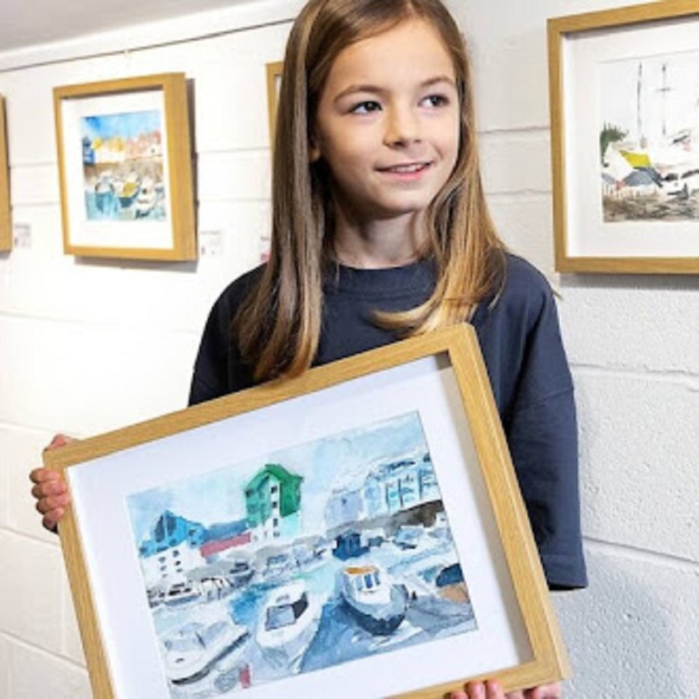 ဒေသတွင်းပန်းချီပြပွဲမှာ ဝင်ရောက်ပြသခွင့်ရပြီး ပန်းချီကားပါ ရောင်းချနိုင်ခဲ့တဲ့ ၈ နှစ်အရွယ် ပန်းခ